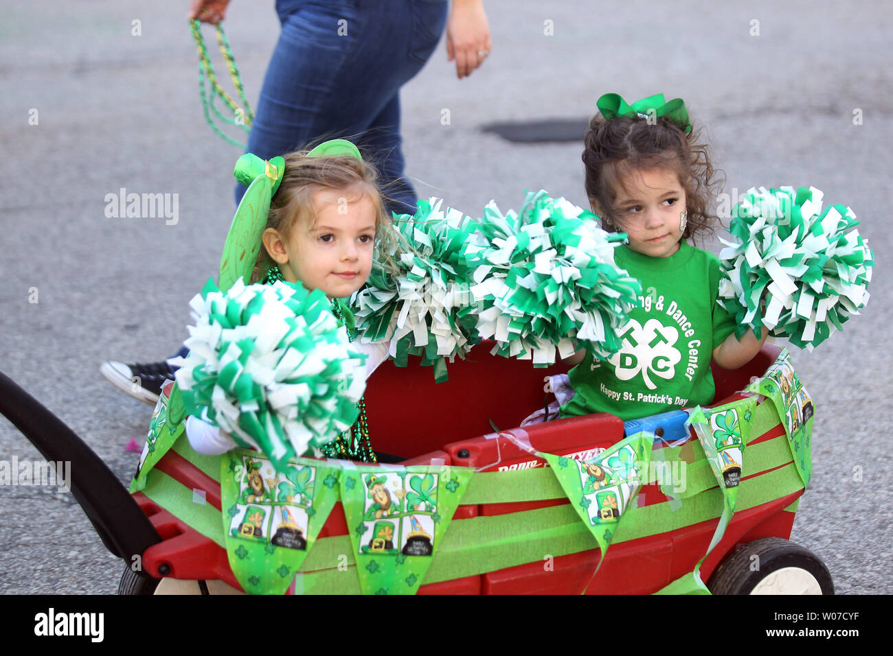 Shake pom poms hi-res stock photography and images - Alamy