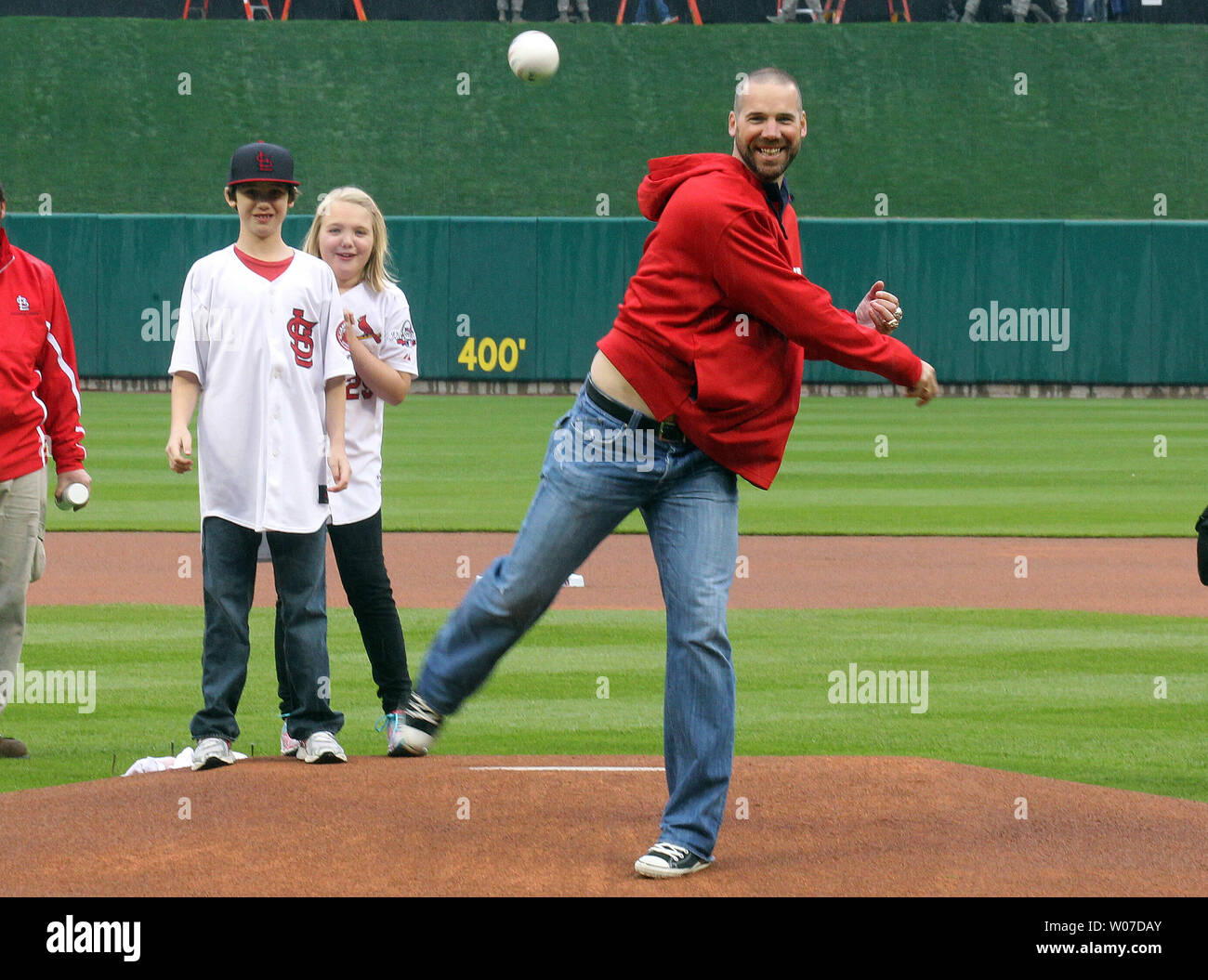 Former St. Louis Cardinals starting pitcher Chris Carpenter throws a ...