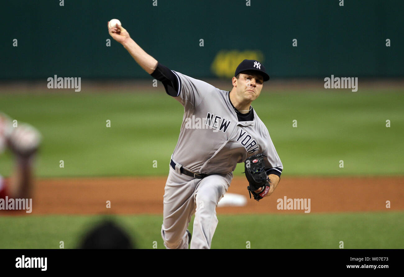 New York Yankees starting pitcher David Phelps delivers a pitch to the ...