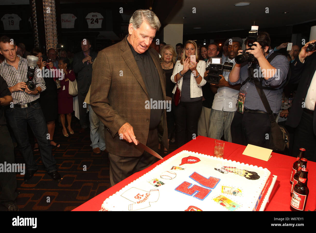 St. Louis Cardinals broadcaster Mike Shannon prepares to cut his ...