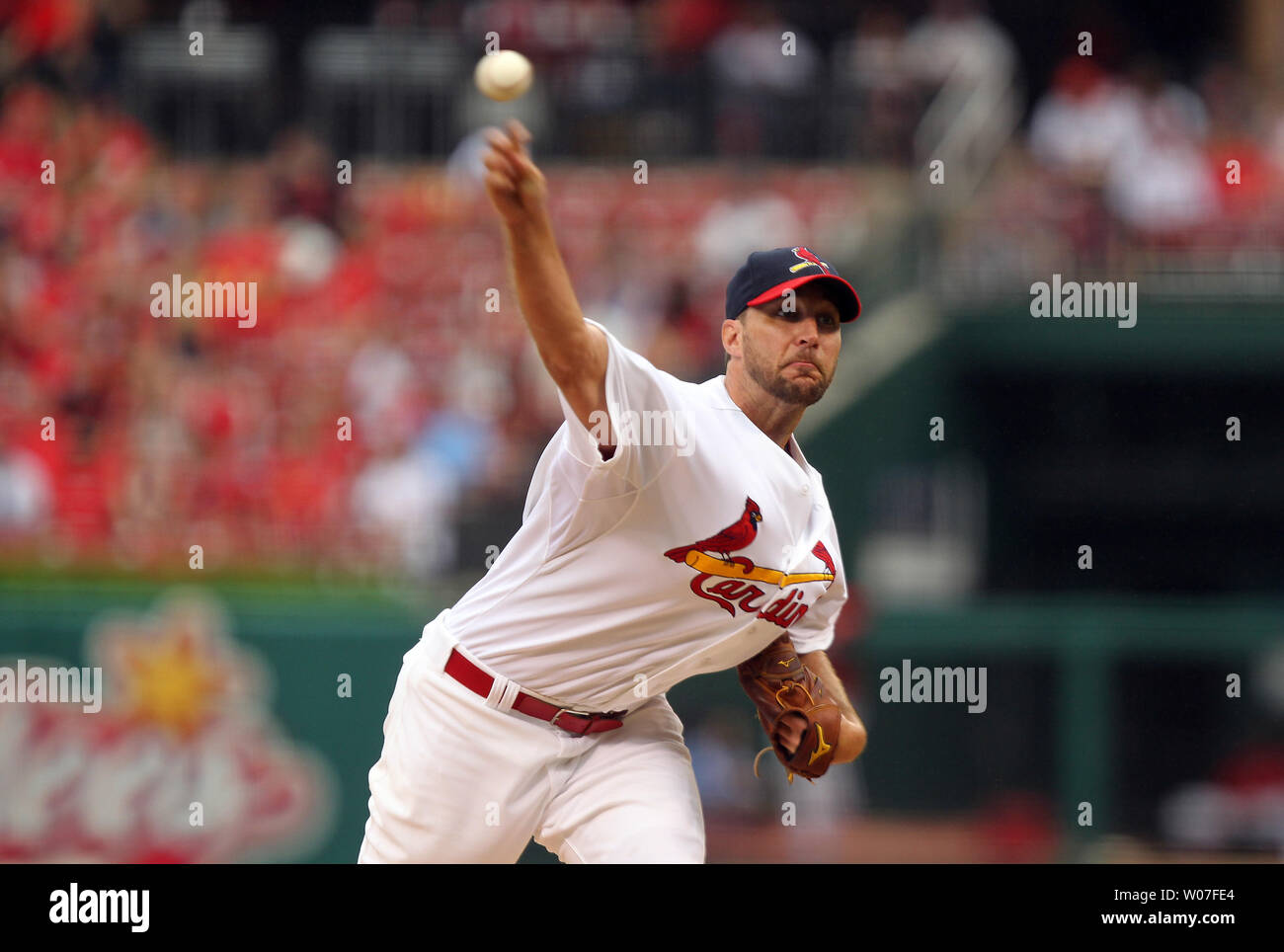 St. Louis Cardinals starting pitcher Adam Wainwright delivers a pitch ...