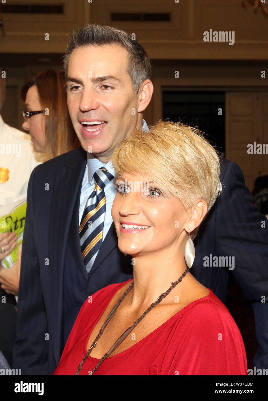 Former St. Louis Rams quarterback Kurt Warner and wife Brenda talk with ...