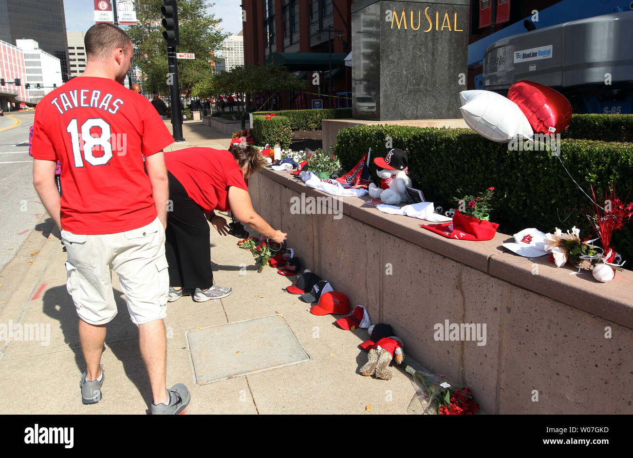 Stan musial statue busch stadium hi-res stock photography and images ...