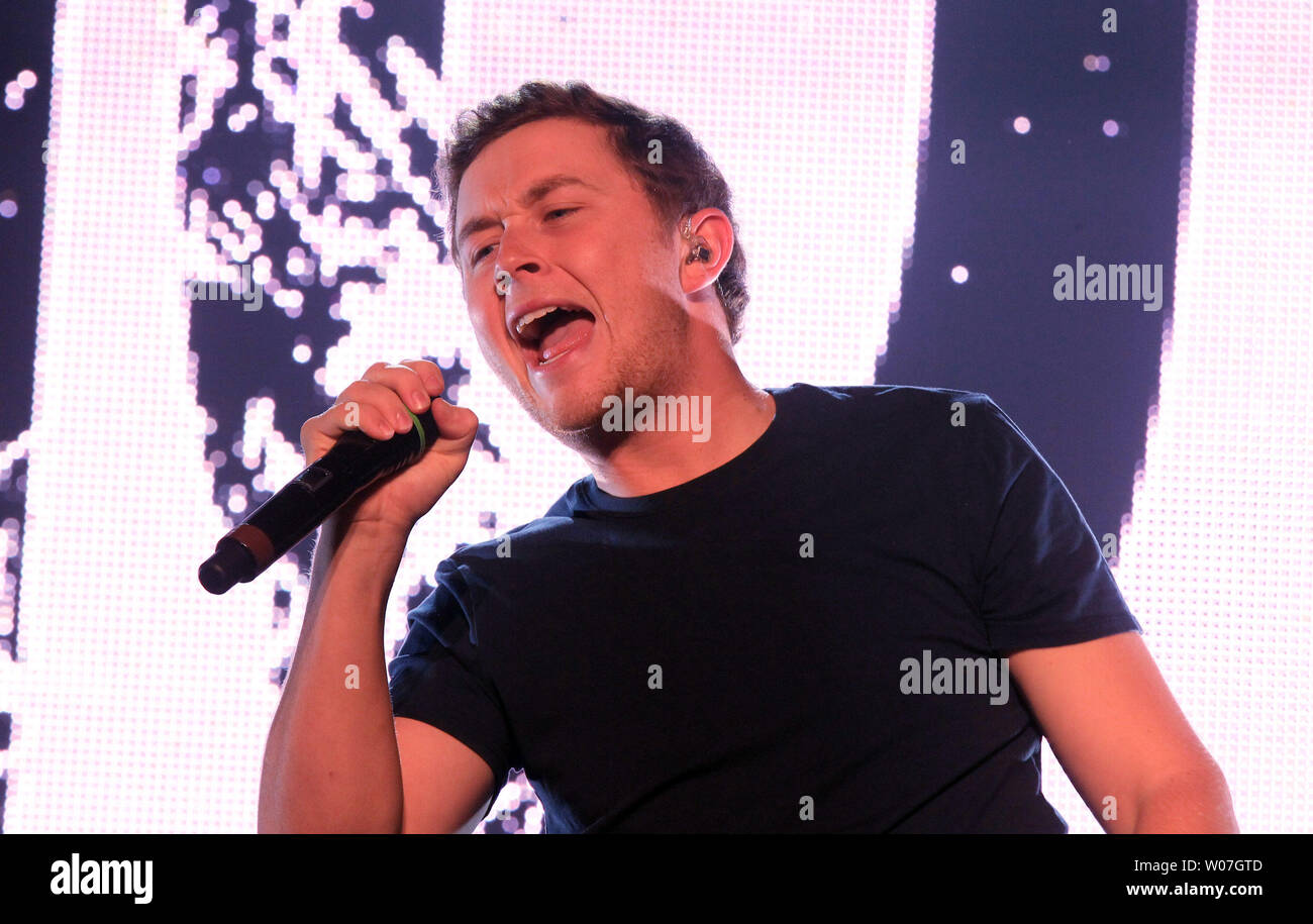 Scotty mccreery in concert hi-res stock photography and images - Alamy