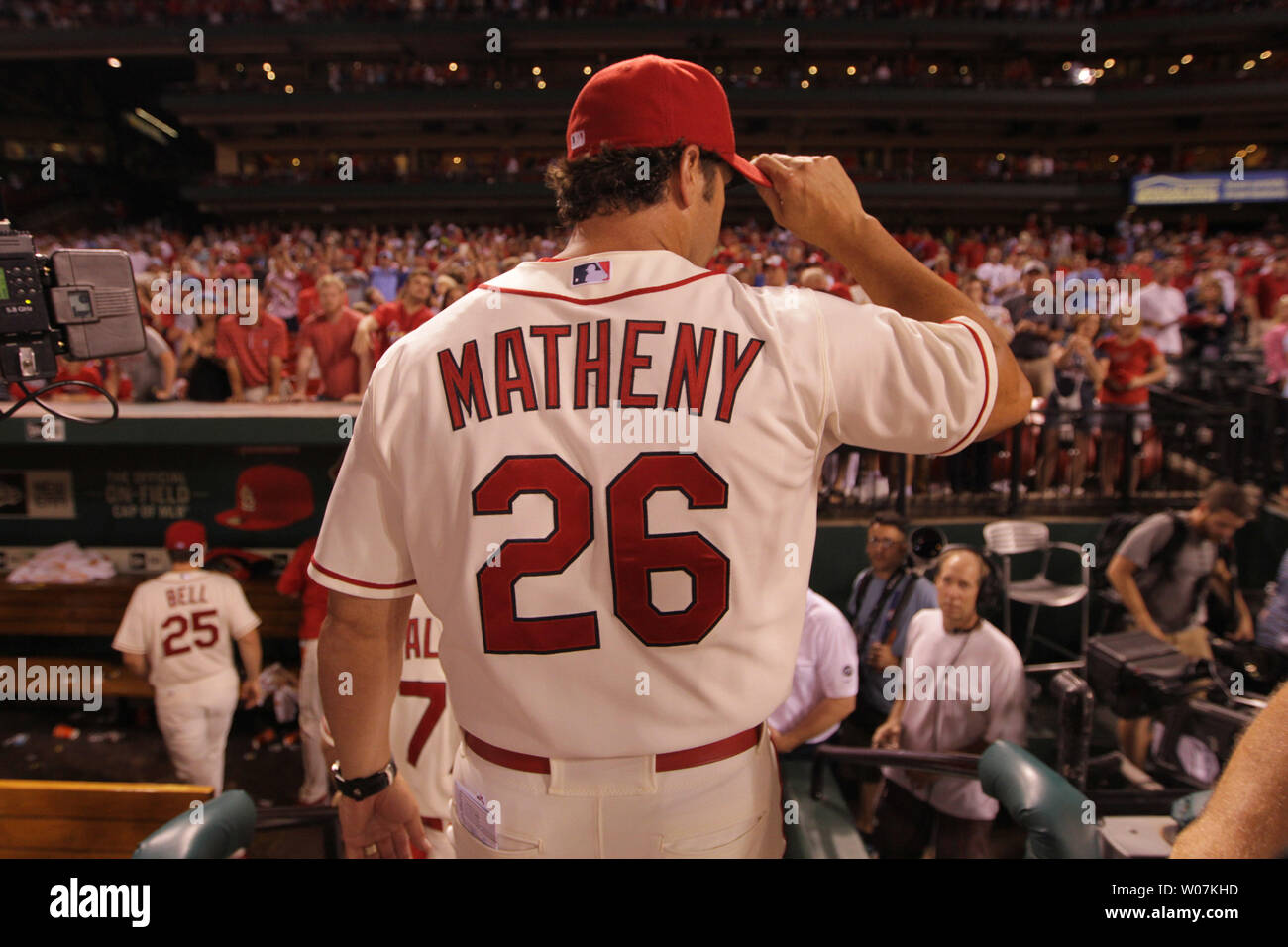St. Louis Cardinals manager Mike Matheny tips his cap to the crowd ...
