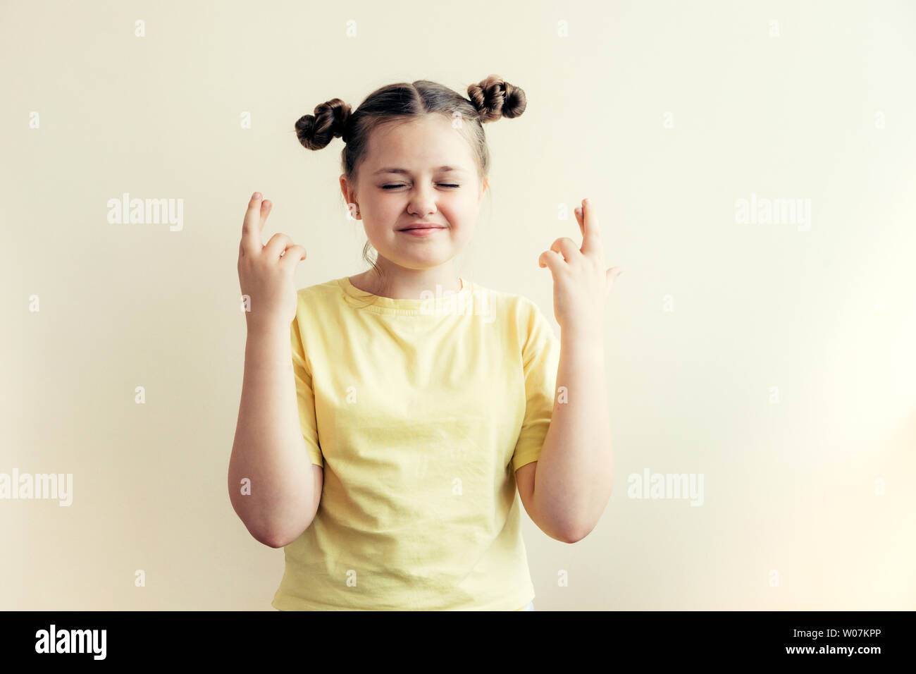 Teen girl fingers crossed hi-res stock photography and images - Alamy