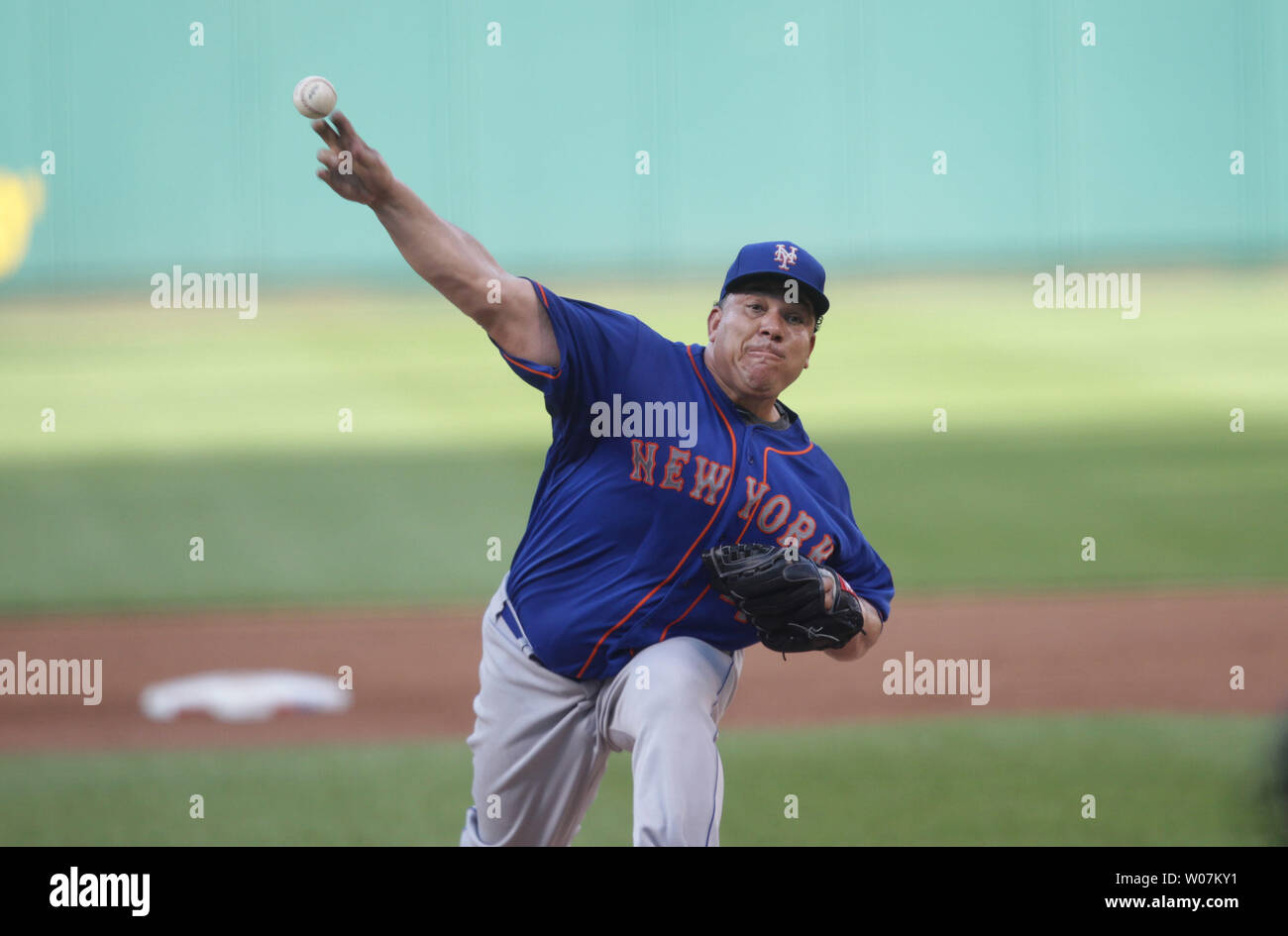 New York Mets starting pitcher Bartolo Calon delivers a pitch to the St ...