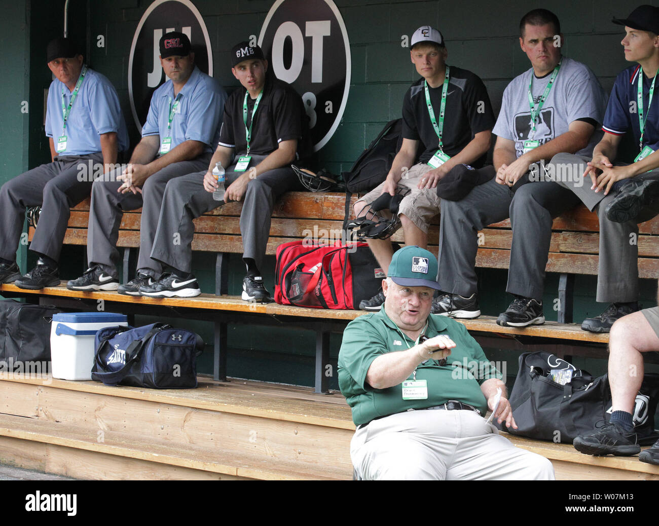 Home plate umpire bruce froemming hi-res stock photography and images ...