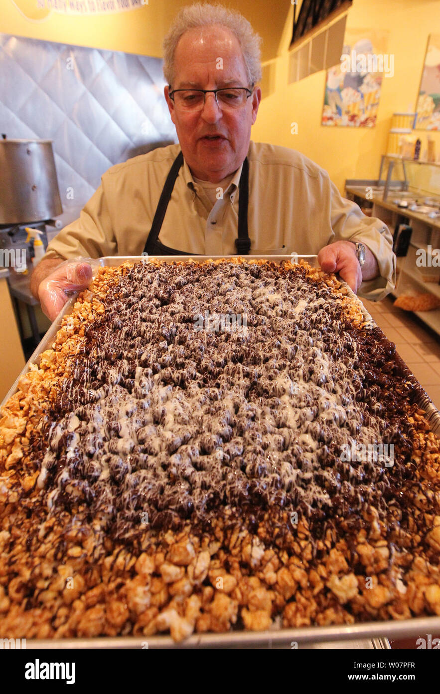 Two types of popcorn hi-res stock photography and images - Alamy