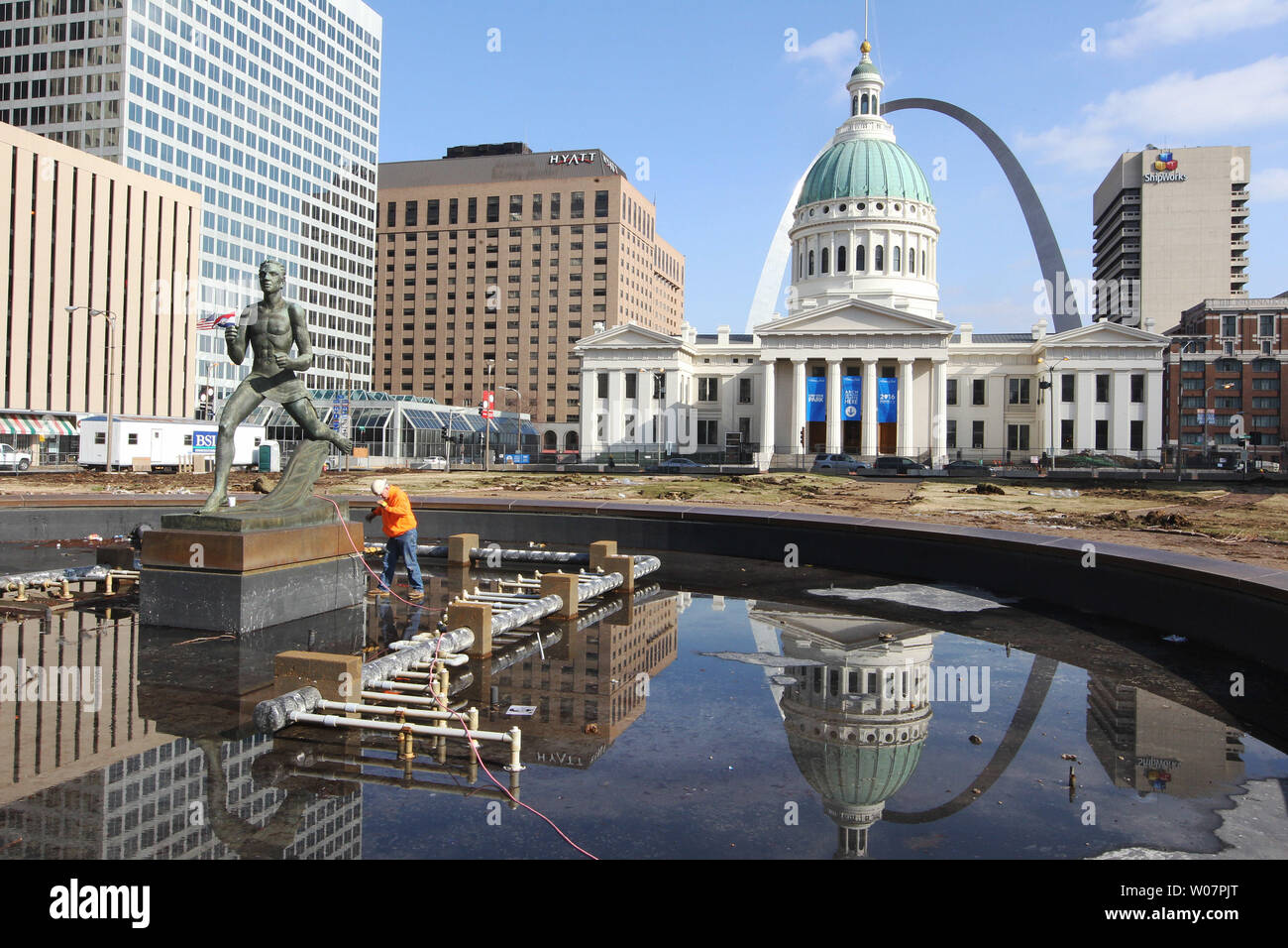 St louis gateway arch lift hi-res stock photography and images - Alamy
