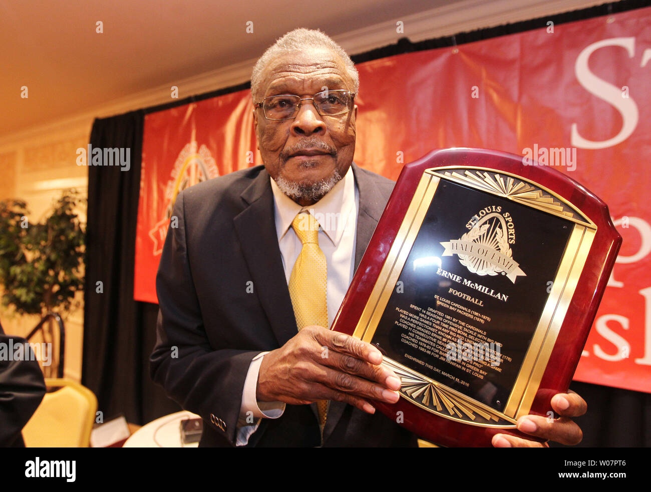 Cardinal playing football hi-res stock photography and images - Alamy