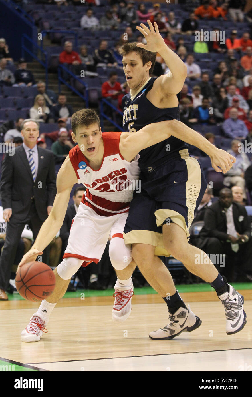 Wisconsin's Ethan Happ tries to get around Pittsburgh's Rafael Maia in ...