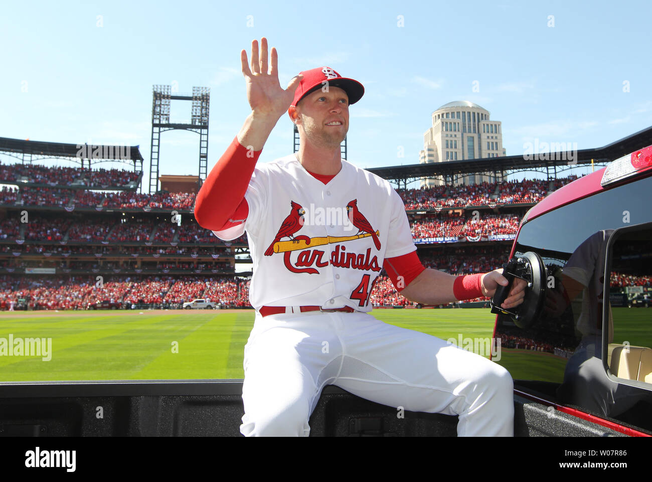 St. Louis Cardinals Jeremy Hazelbaker waves to the crowd as he is ...