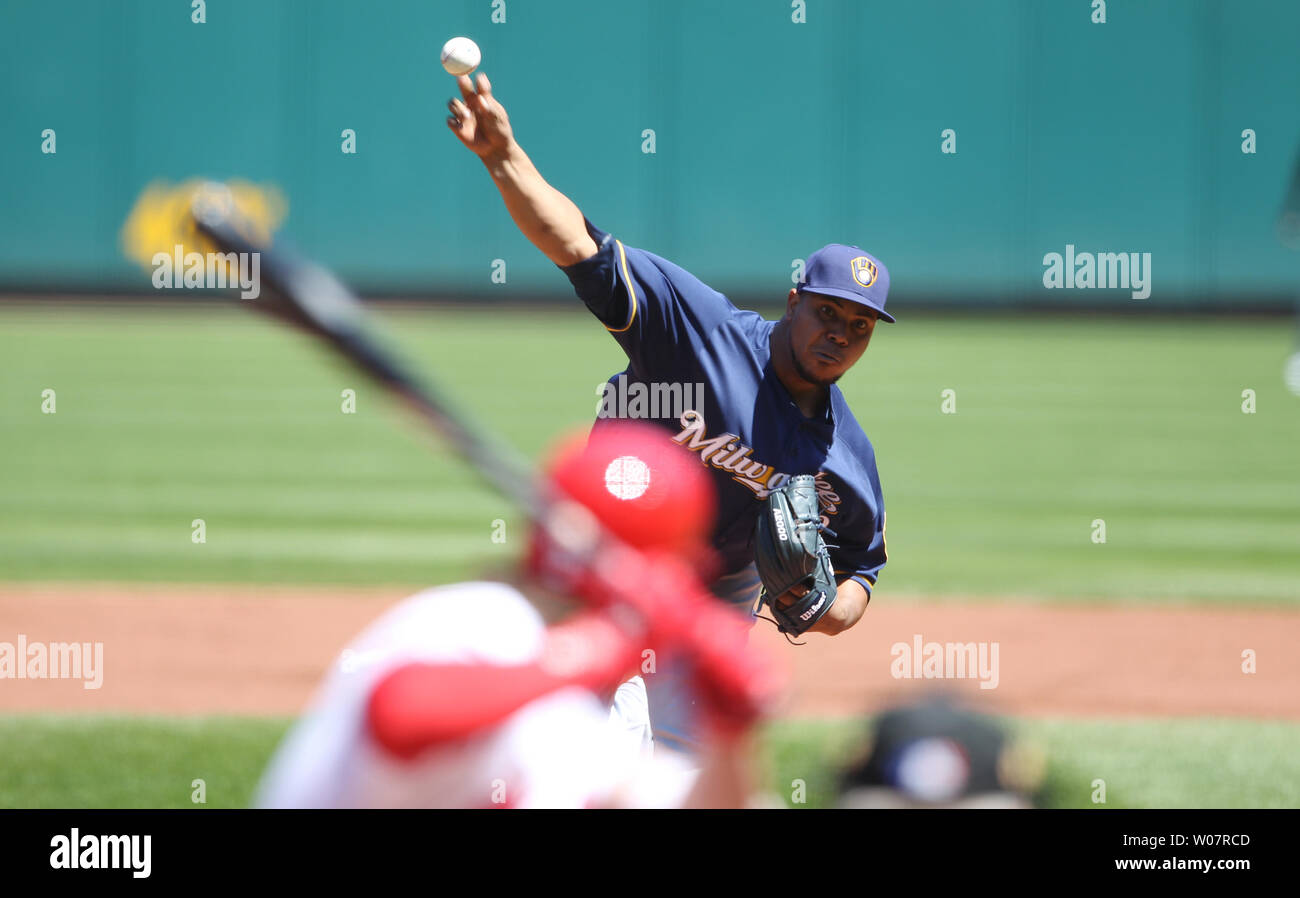 Milwaukee Brewers starting pitcher Keon Broxton delivers a pitch to the ...