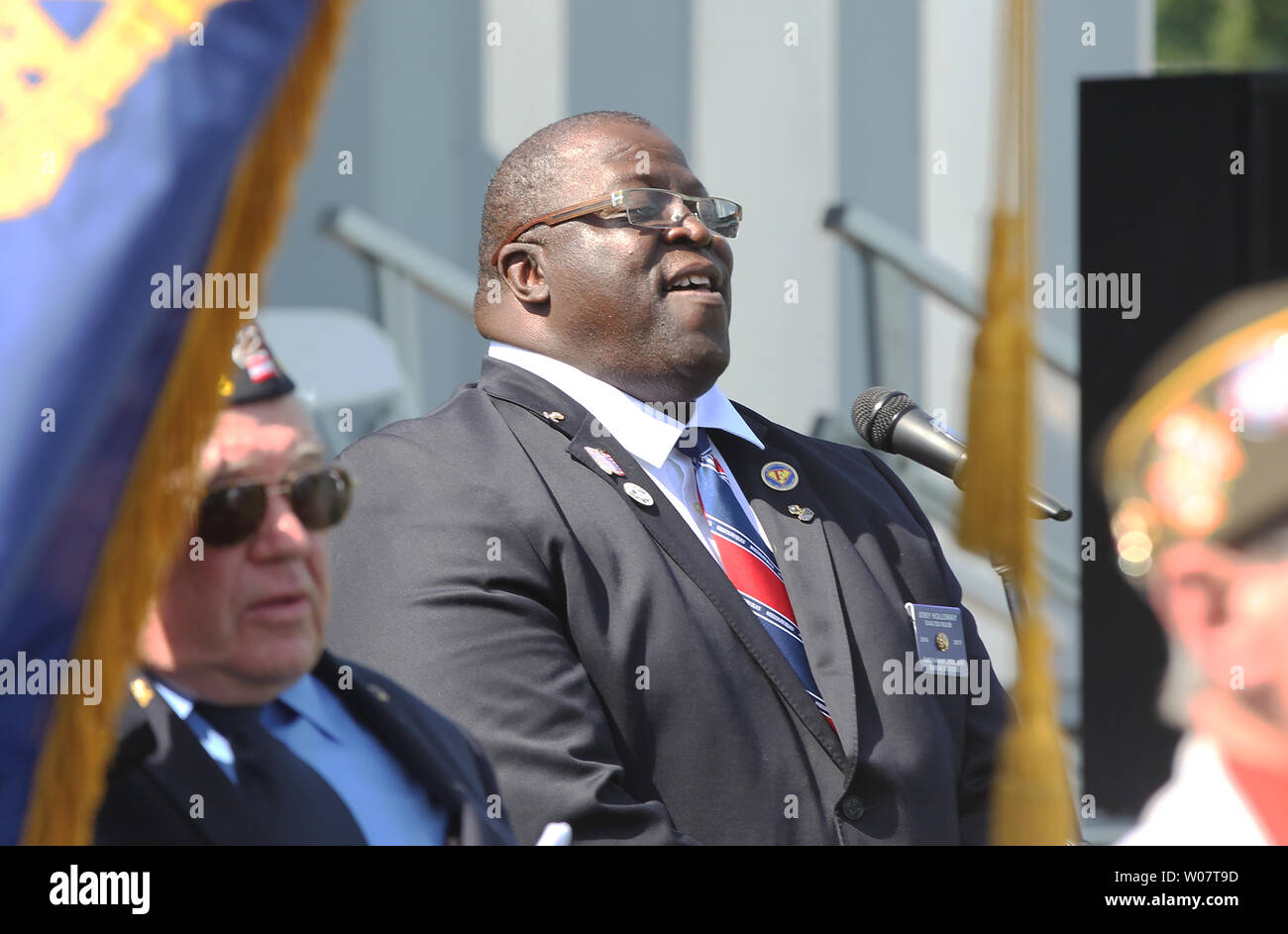 Former St. Louis Football Cardinals tight end Jerry Holloway sings the ...