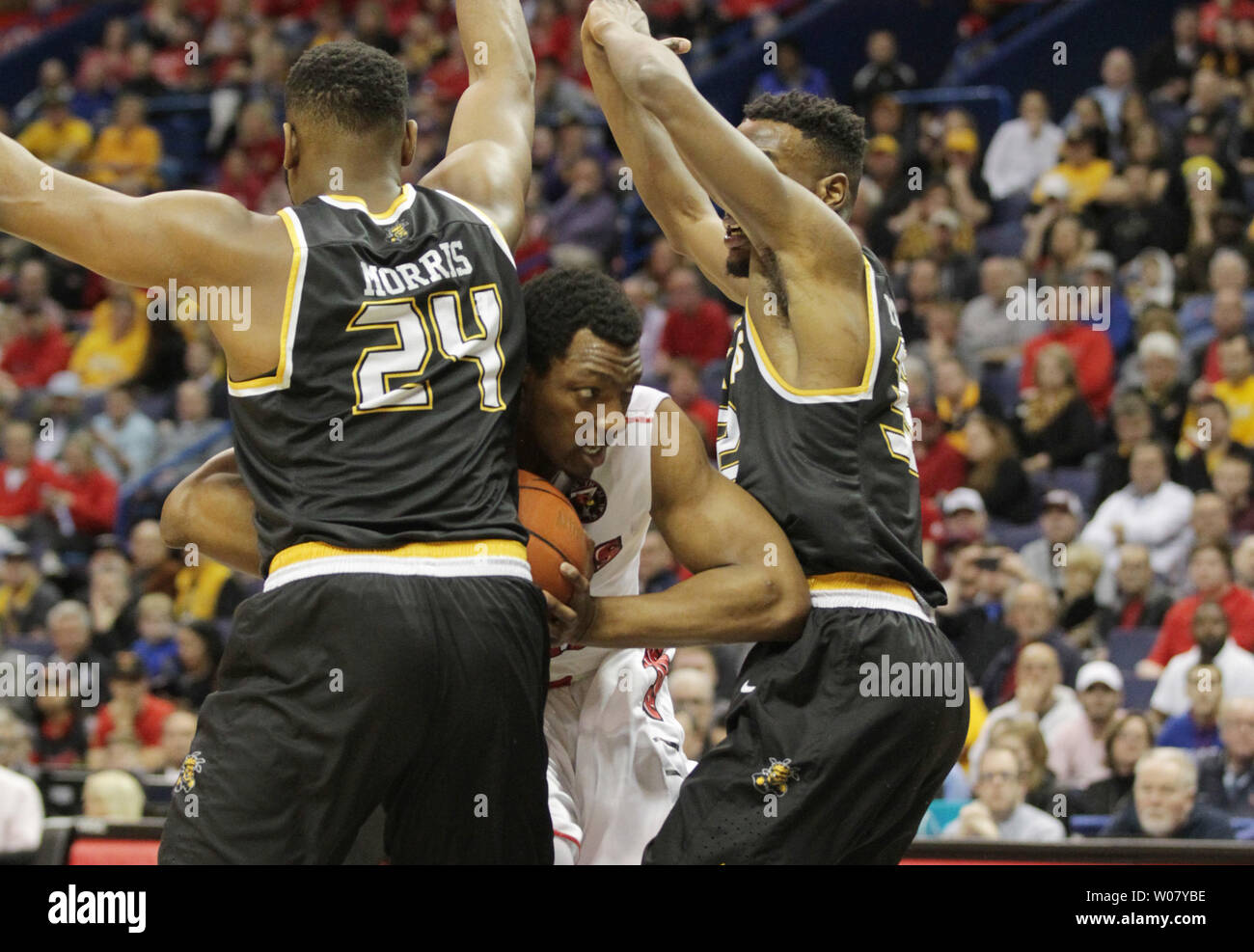 Illinois State's Mikyle Mcintosh tries to sneak through the Witicha ...