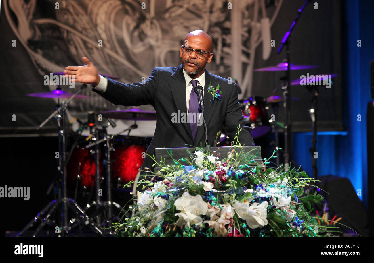 Charles Berry Jr., talks about his father during a memorial service for ...
