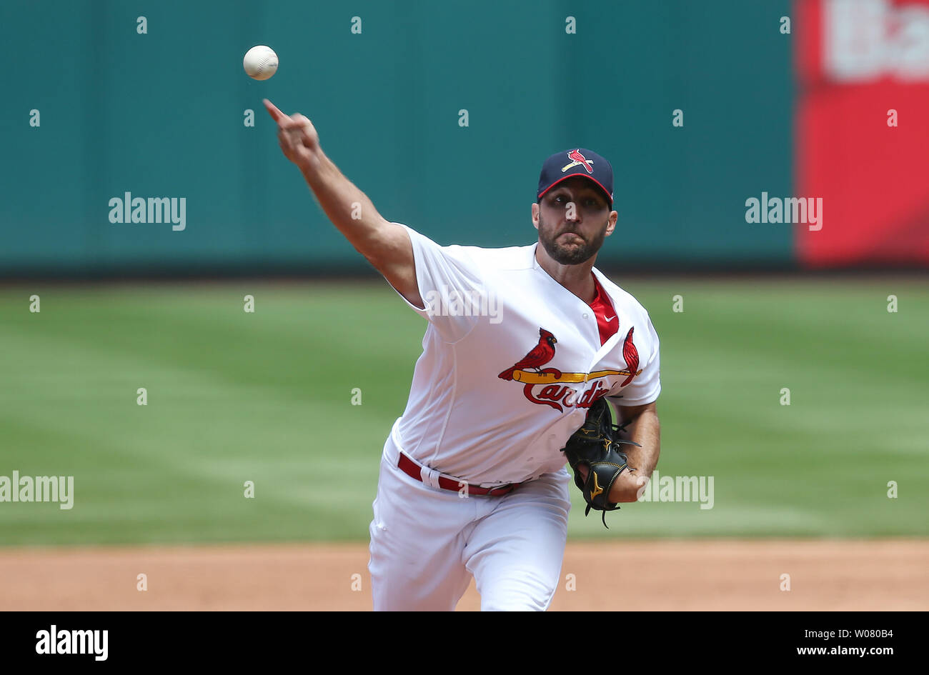 St. Louis Cardinals starting pitcher Adam Wainwright delivers a pitch ...