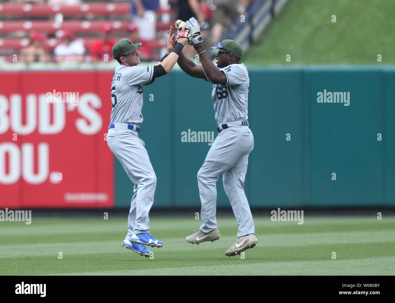 Los Angeles Dodgers Cody Bellinger (L) and Yasiel Puig celebrate a 5-1 ...