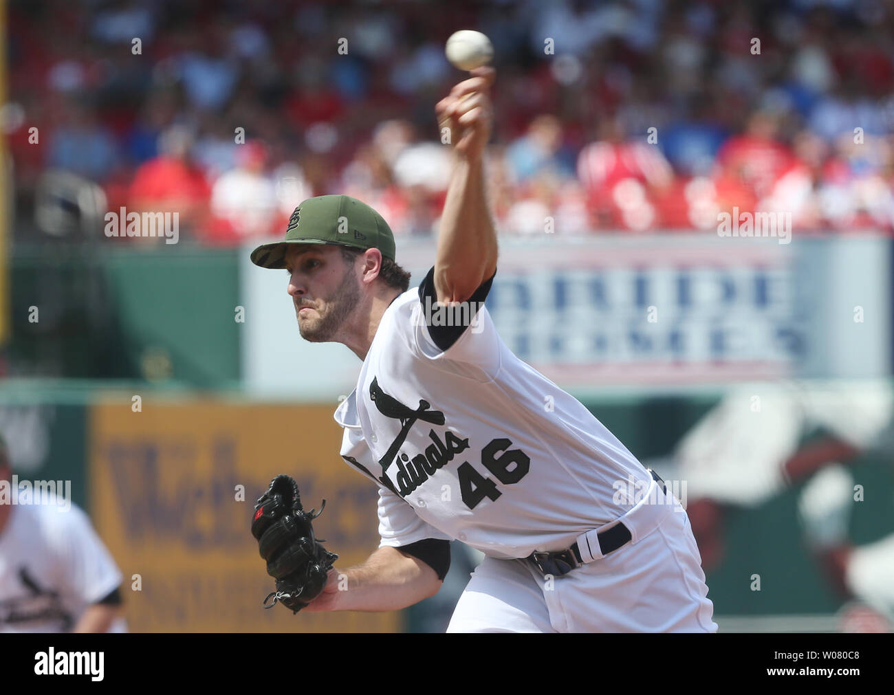 St. Louis Cardinals Kevin Siegrist delivers a pitch to the Los Angeles ...