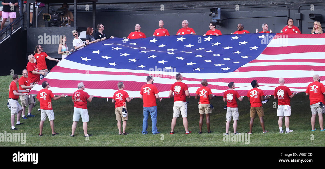 American fans during the national anthem hi-res stock photography and ...
