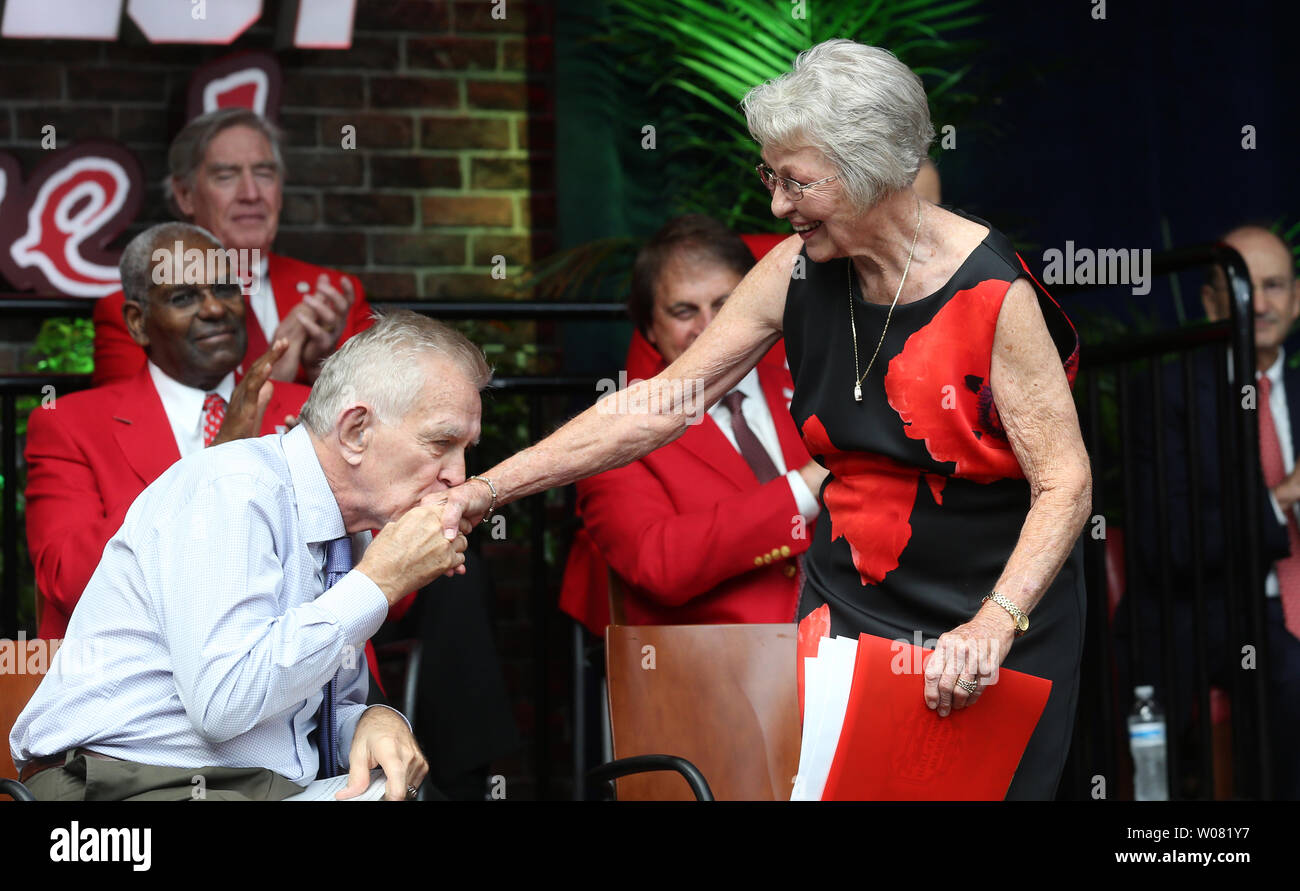 Newly inducted St. Louis Cardinals Hall of Fame member Tim McCarver ...