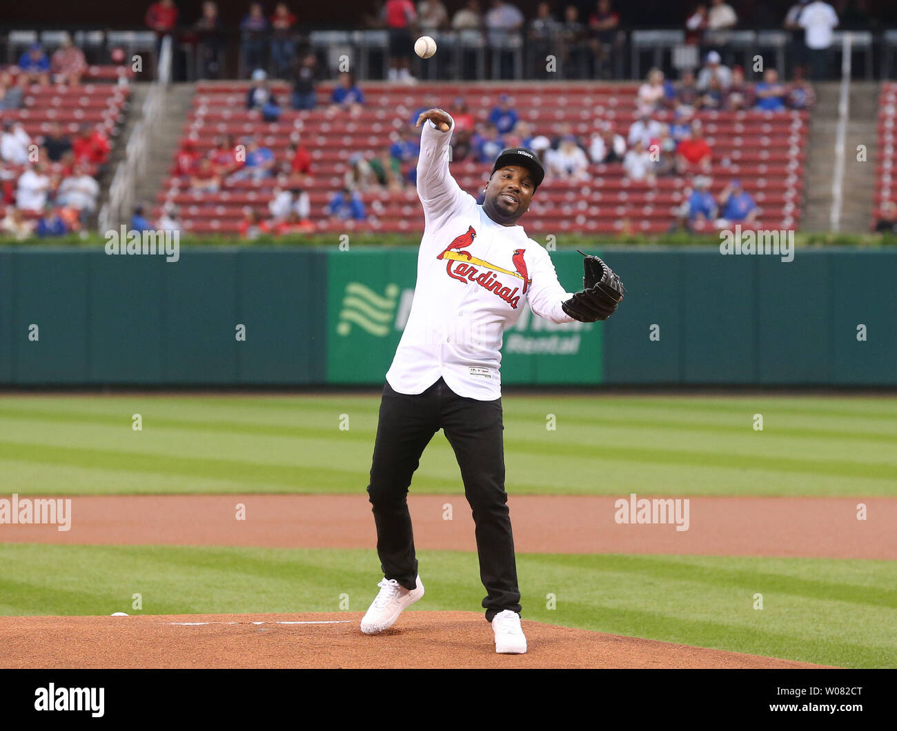 Rap superstar Jeezy throws a ceremonial first pitch before the Chicago ...
