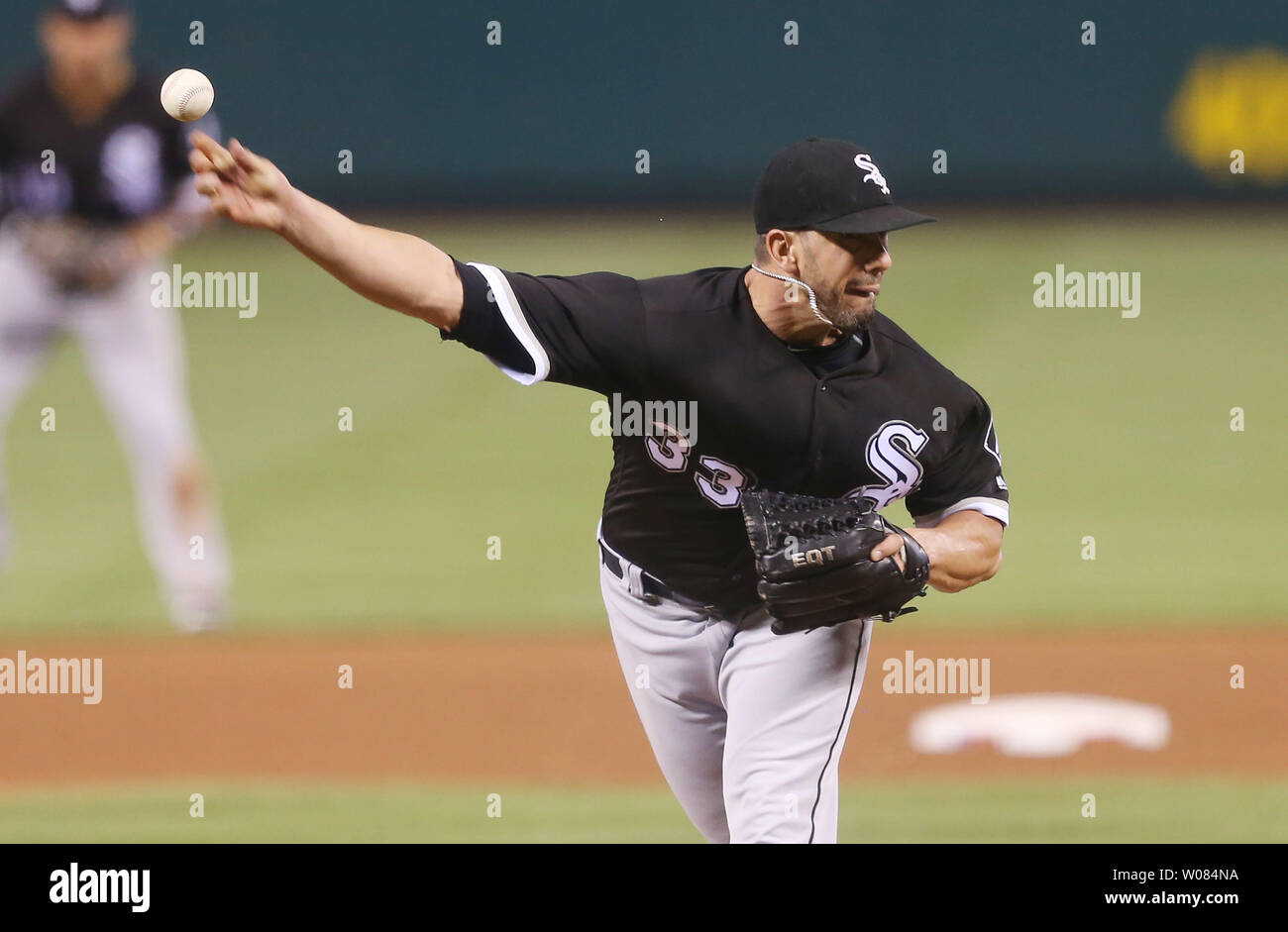 Chicago White Sox starting pitcher James Shields delivers a pitch to ...