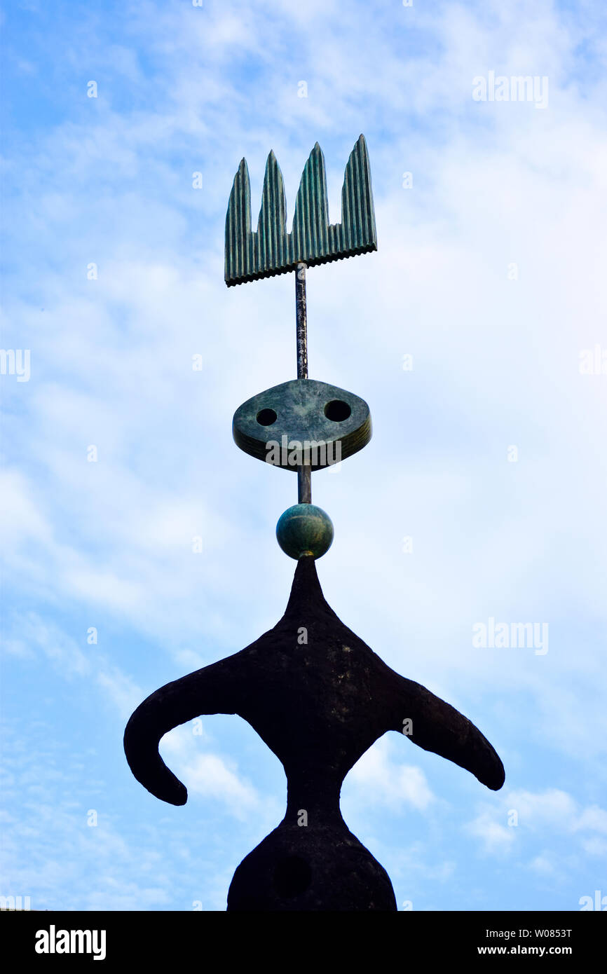 Joan miro sculpture statue hi-res stock photography and images - Alamy