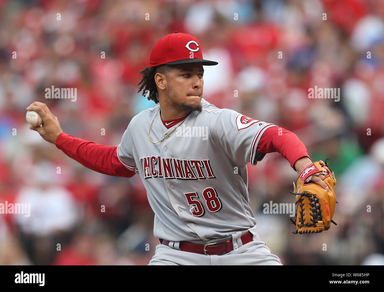 Cincinnati Reds starting pitcher Luis Castillo delivers a pitch to the ...
