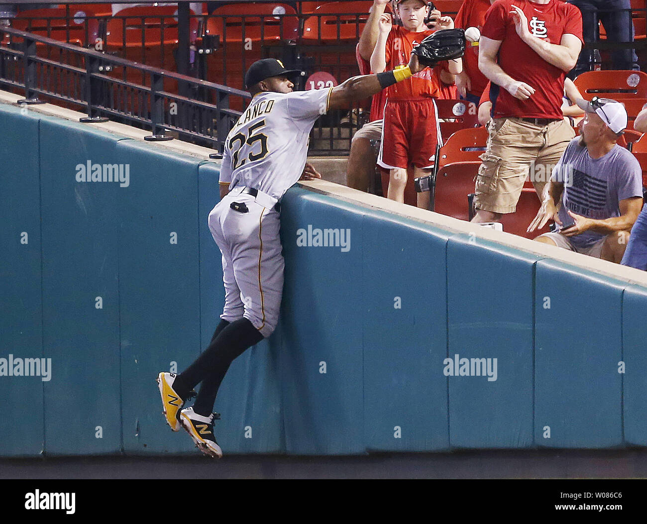 Yadier molina catching hi-res stock photography and images - Alamy