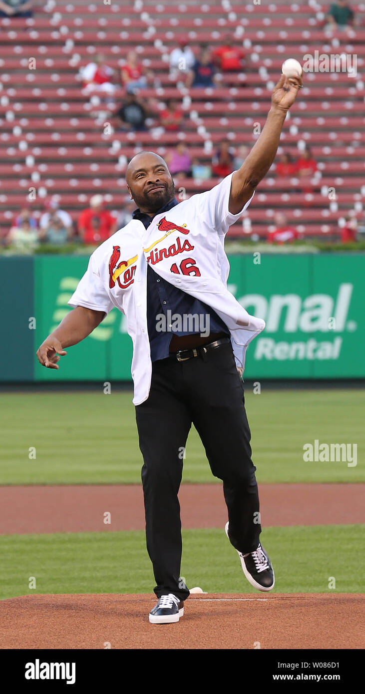 Former St. Louis Cardinals outfielder Ray Lankford throws a ceremonial ...