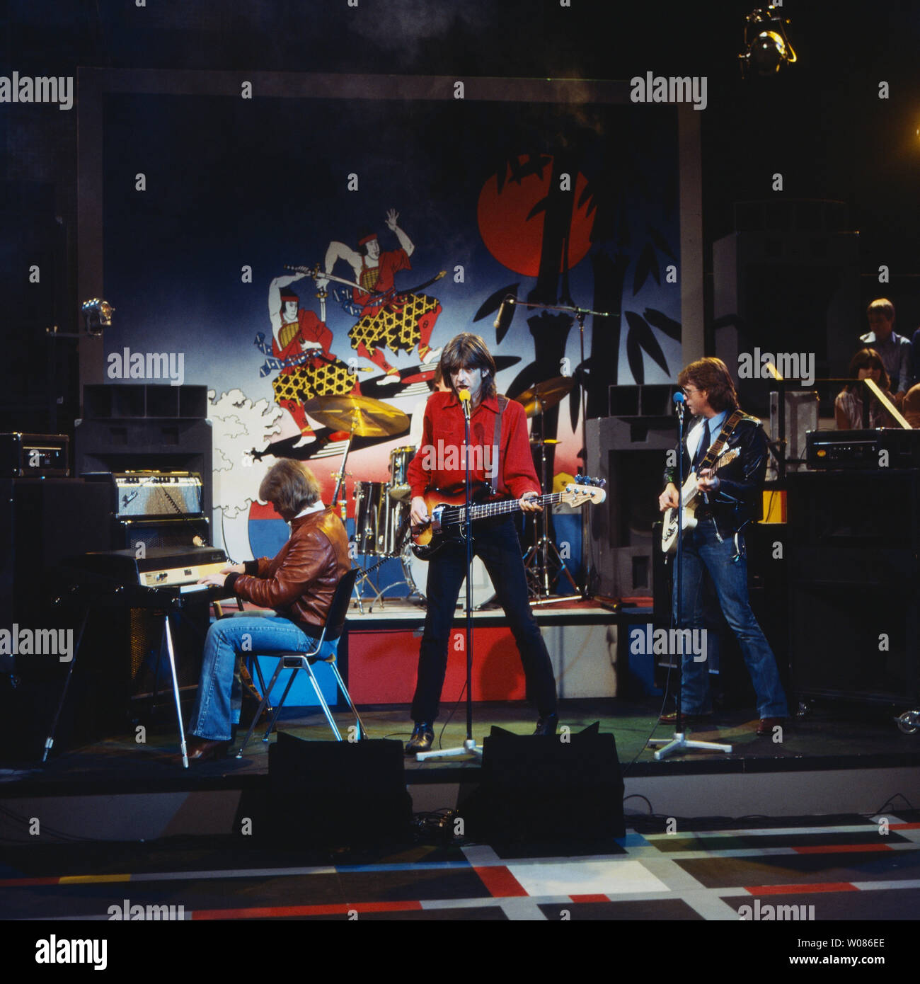 Nick Lowe, britischer Sänger, Songwriter und Bassist, mit seiner Band ...