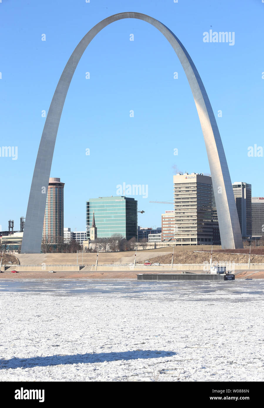 Ice flows by the Gateway Arch on the Mississippi River as extreem cold ...