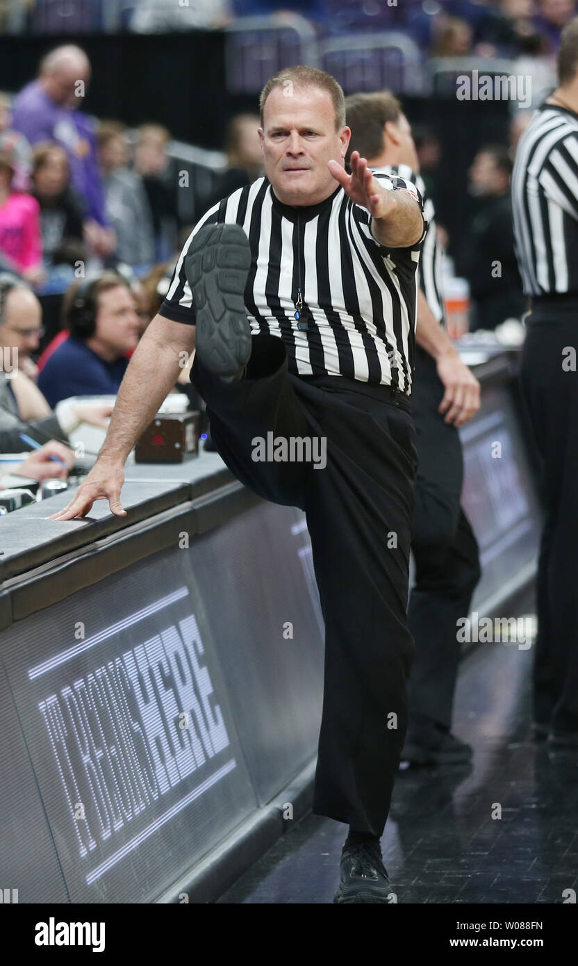 Referee Gerry Pollard does leg kicks before the start of the Missouri ...