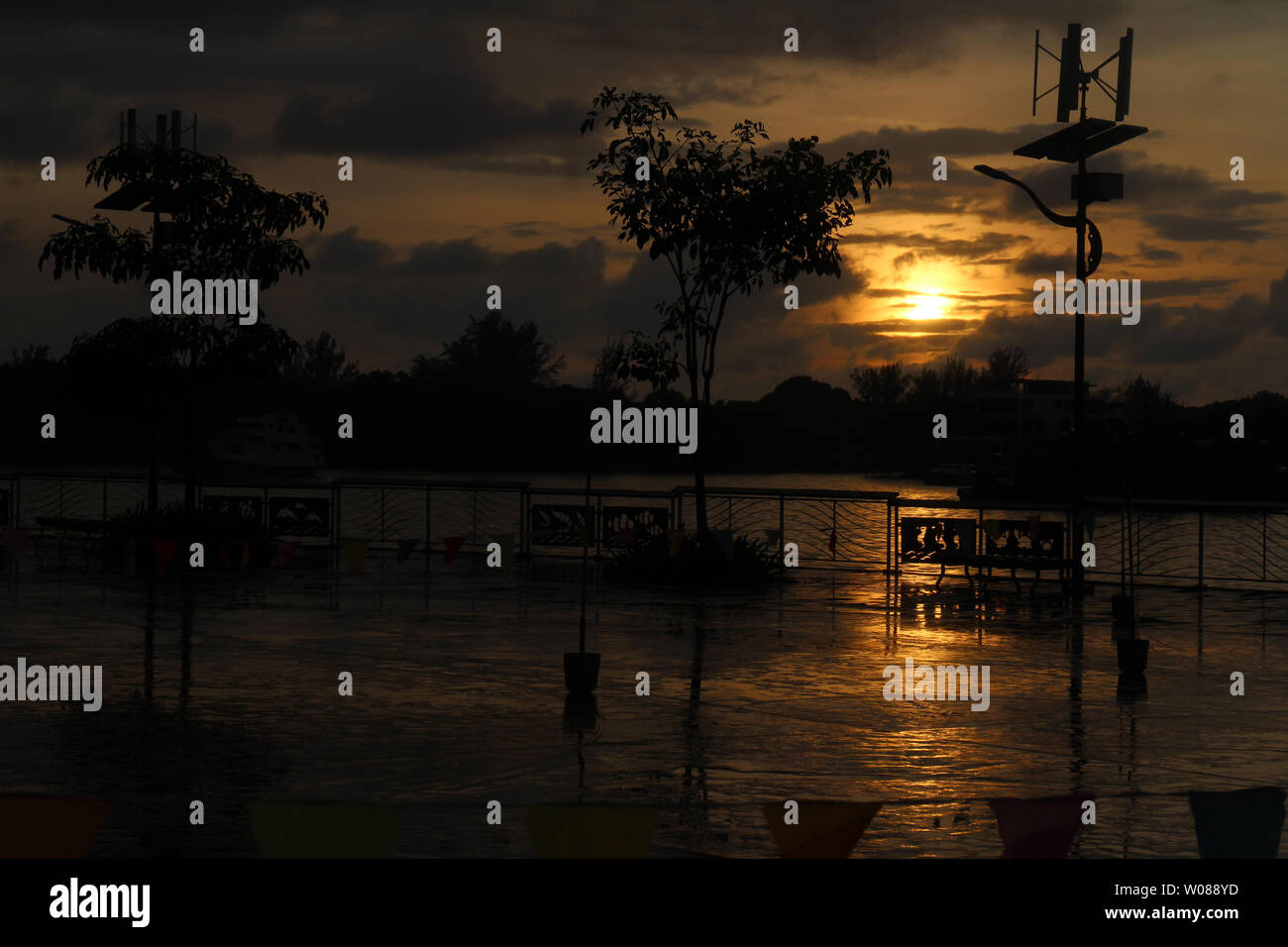 Waterfront mall hi-res stock photography and images - Alamy