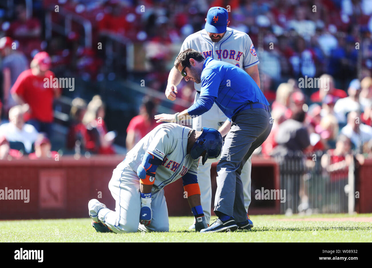 New York Mets manager Mickey Callaway and trainer, examine batter ...