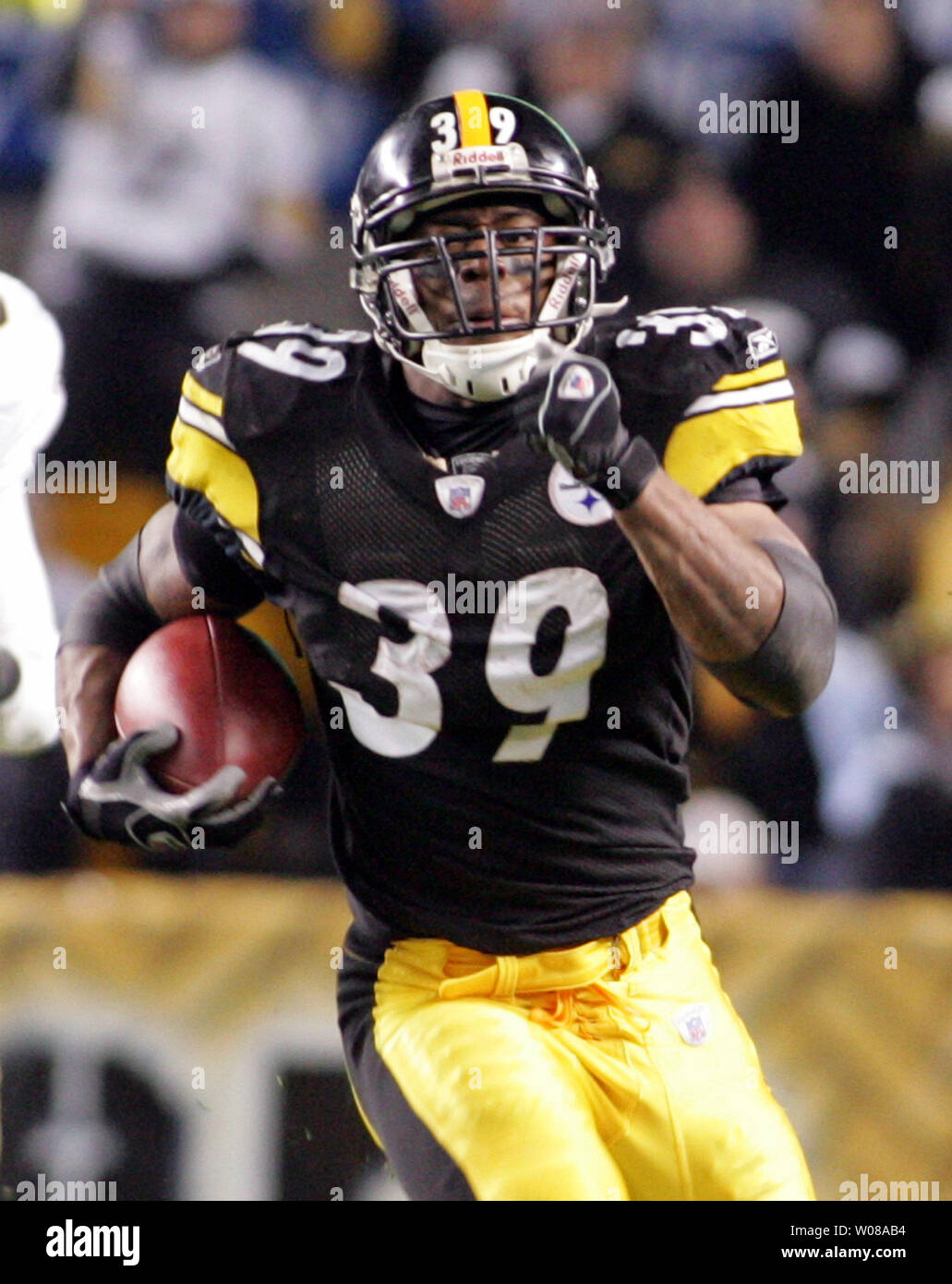 Pittsburgh Steelers Willie Parker runs against the New Orleans Saints ...
