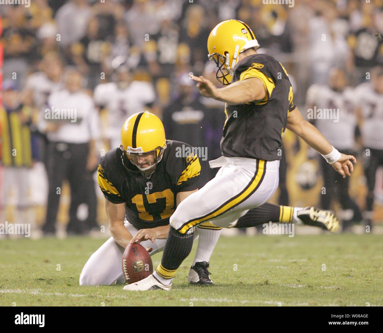 Pittsburgh steelers jeff reed kicks hi-res stock photography and images ...
