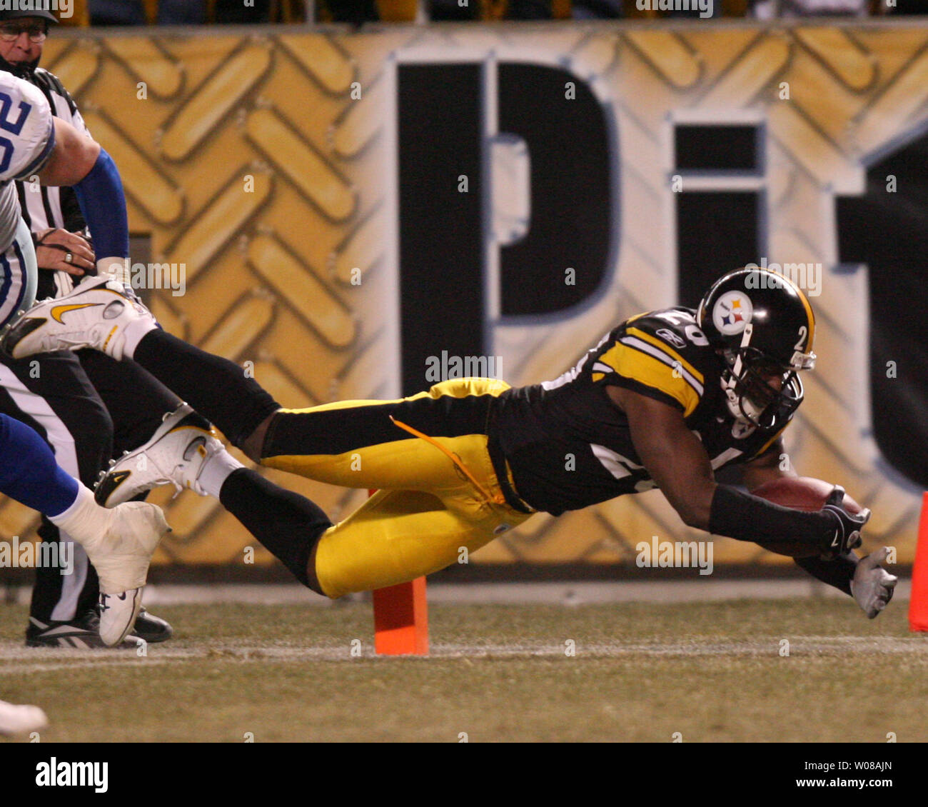 Pittsburgh Steelers Deshea Townsend dives into the in-zone after ...