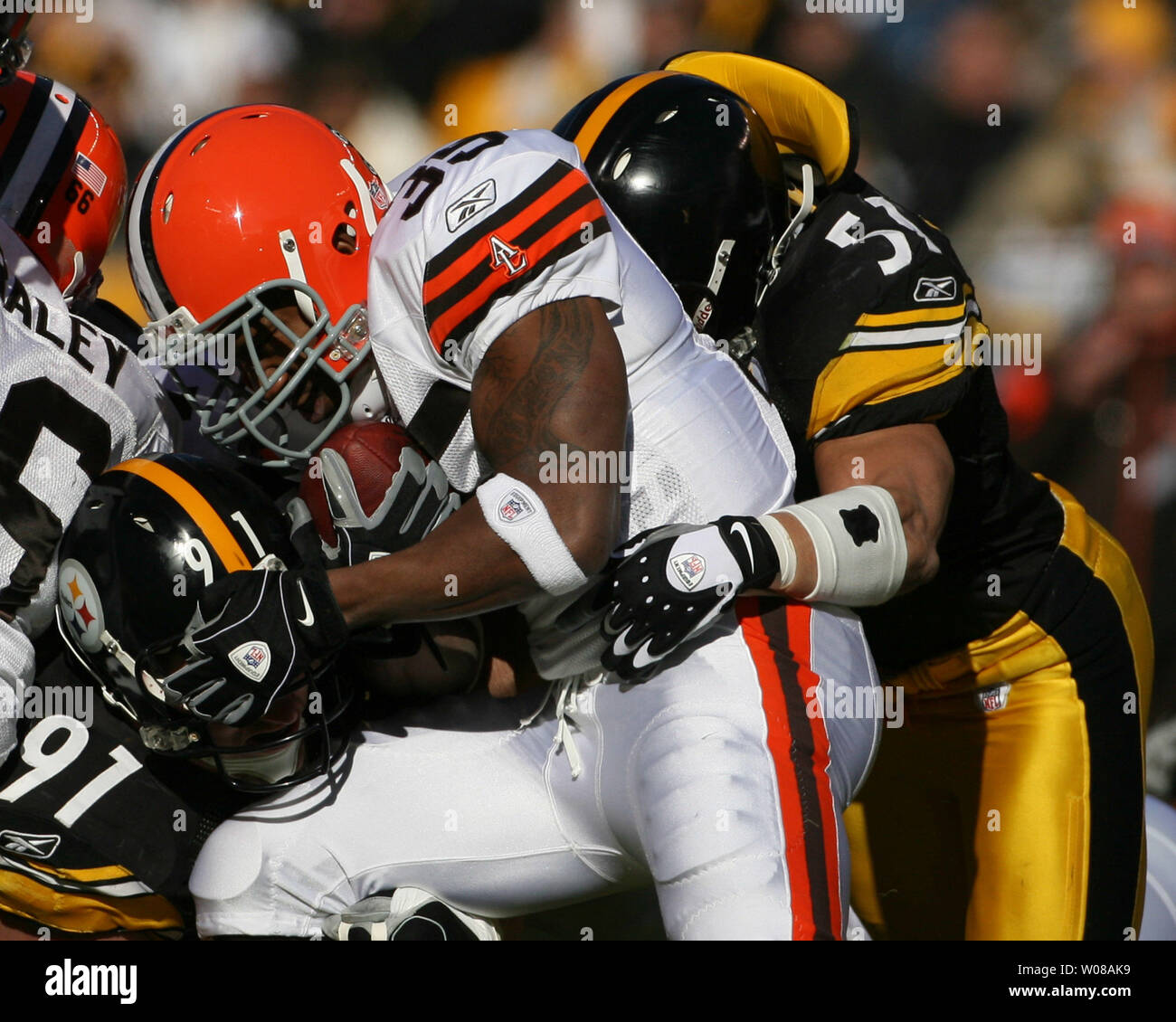 Pittsburgh Steelers Aaron Smith (91) and James Farrior (51) tackle ...