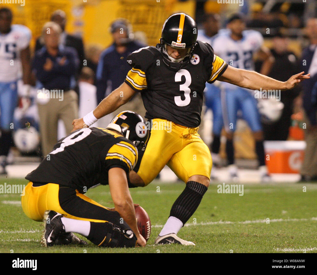 Pittsburgh steelers jeff reed kicks hi-res stock photography and images ...