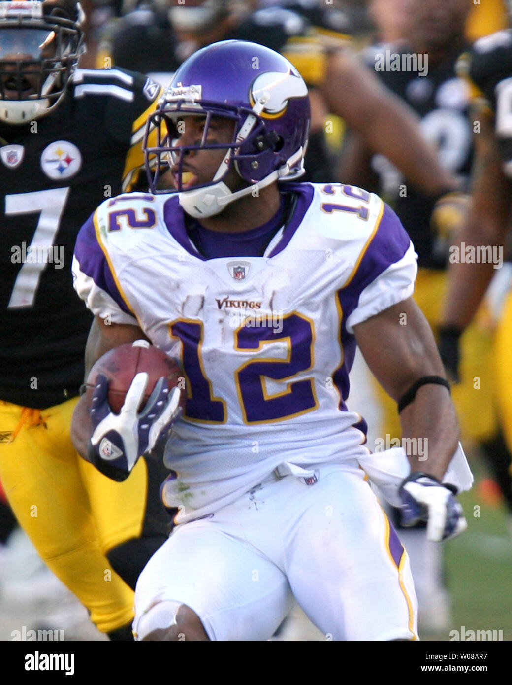 Minnesota Vikings Percy Harvin (12) runs for a first down after pulling ...