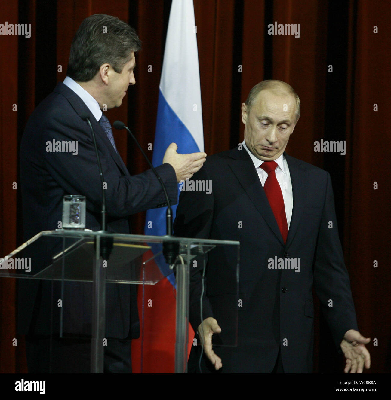 Bulgarian President Georgi Parvanov (L) and Russian President Vladimir ...
