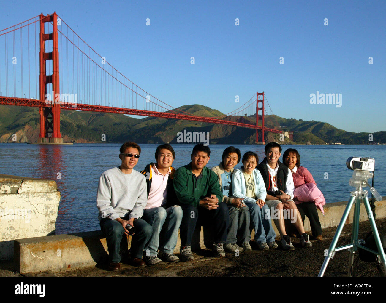 Tourists from Taiwan take a picture of themselves with the Golden Gate ...