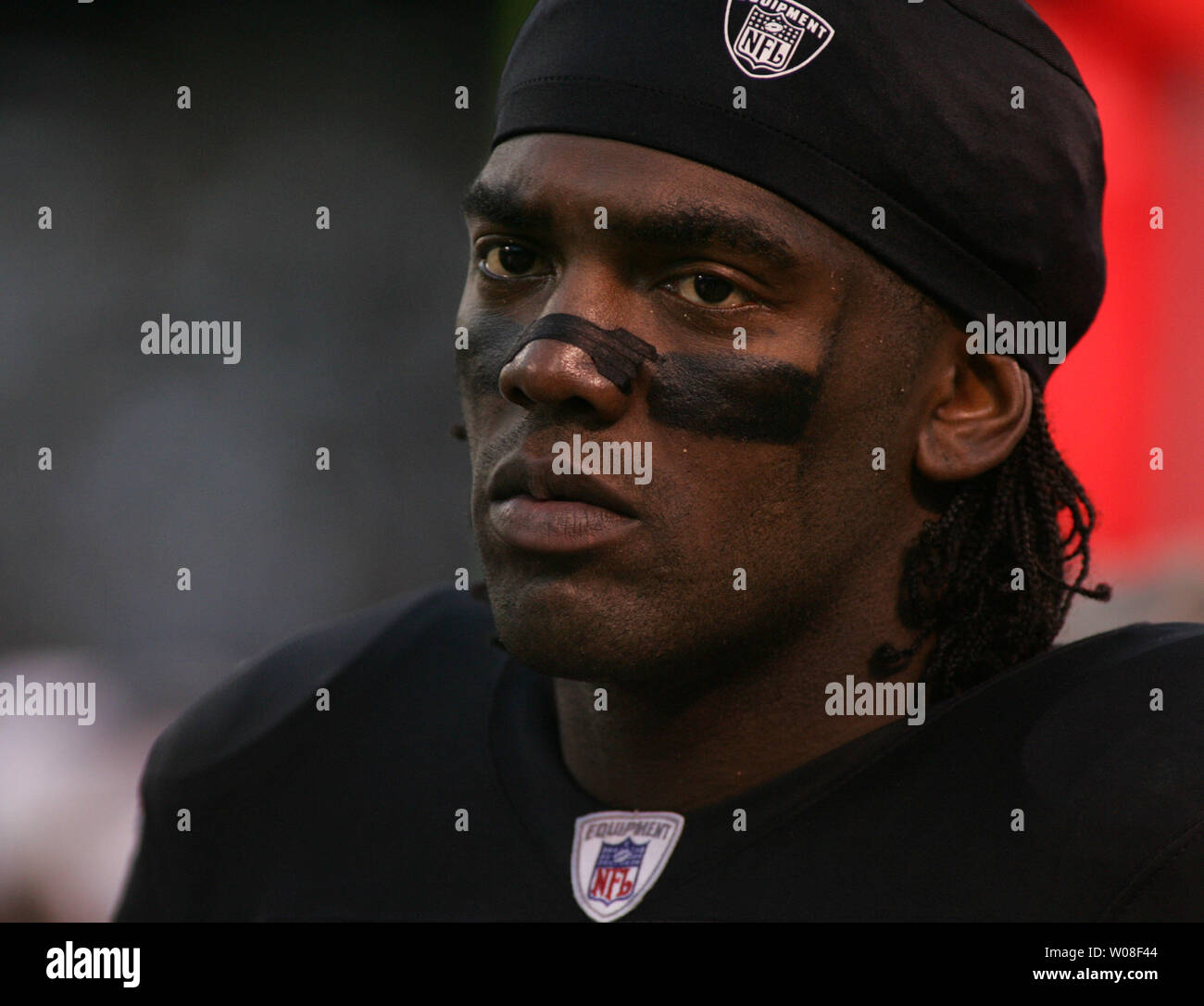 Oakland raiders receiver randy moss hi-res stock photography and images ...