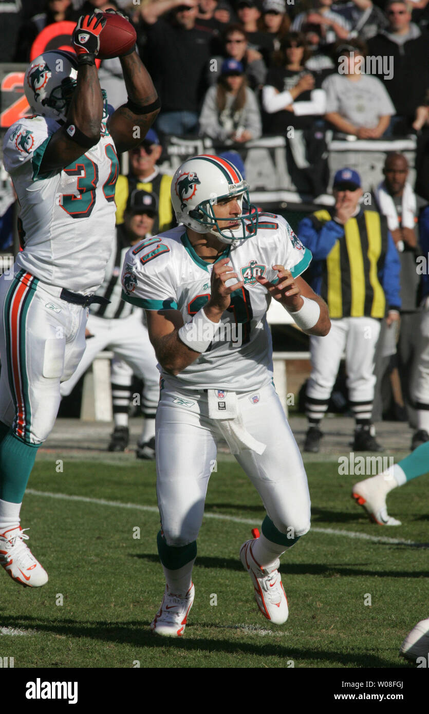 Miami Dolphins RB Rickey Williams (L) takes a direct snap from center ...