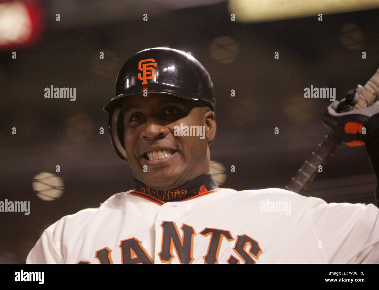 Barry bonds swings hi-res stock photography and images - Alamy