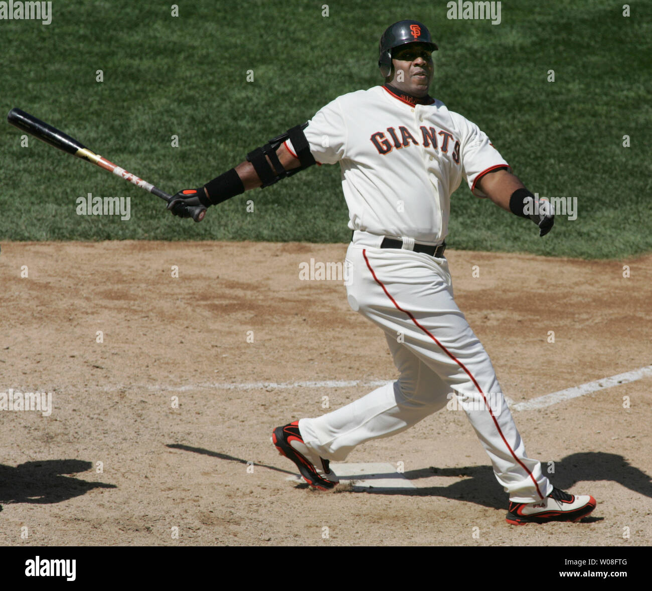 Barry bonds swing hi-res stock photography and images - Alamy