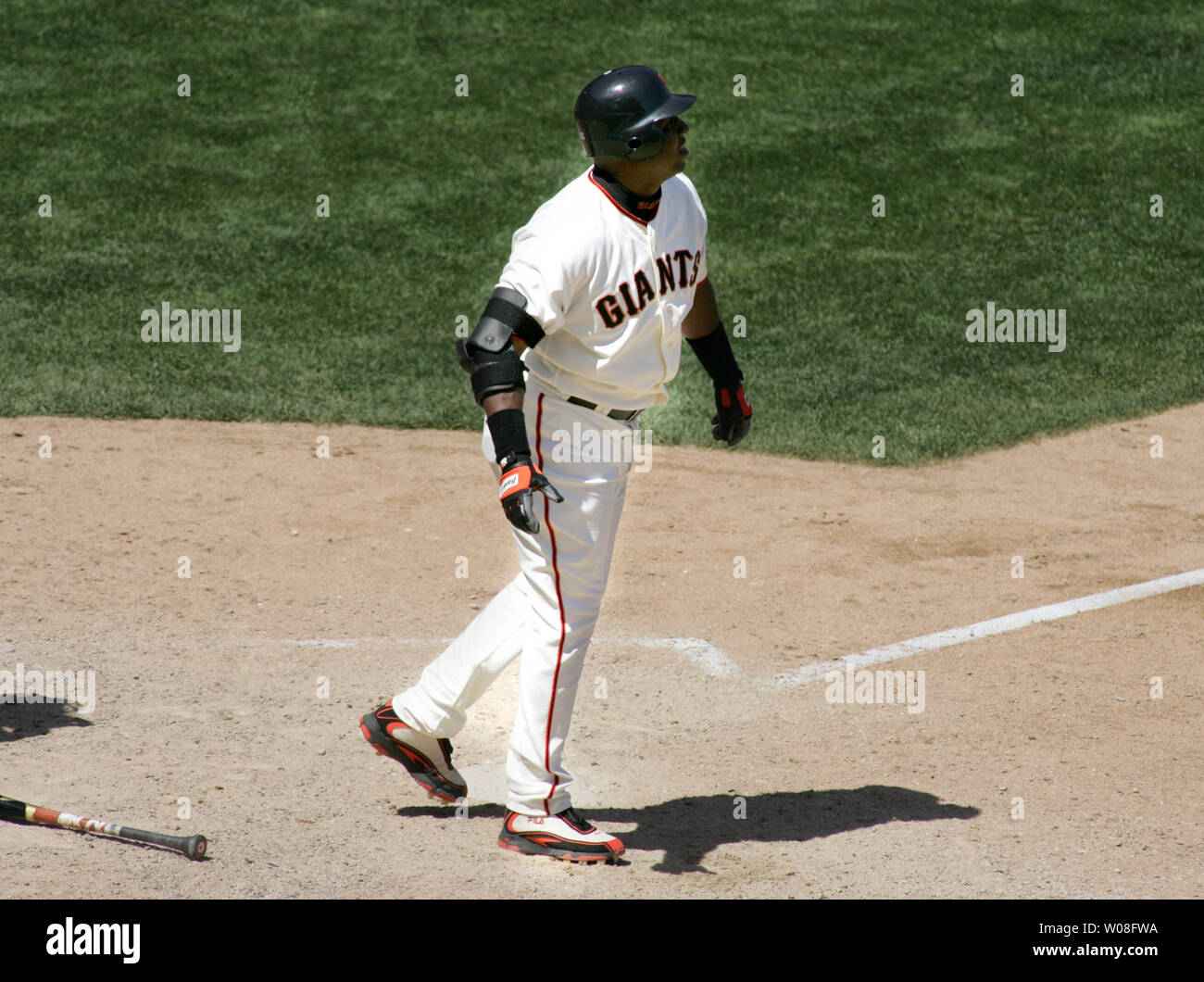 San Francisco Giants Barry Bonds watches as homerun number 712 off San ...